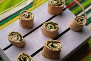 Quick Potluck Appetizer: Tortilla pinwheels (Spinach and cheese-Pesto ...